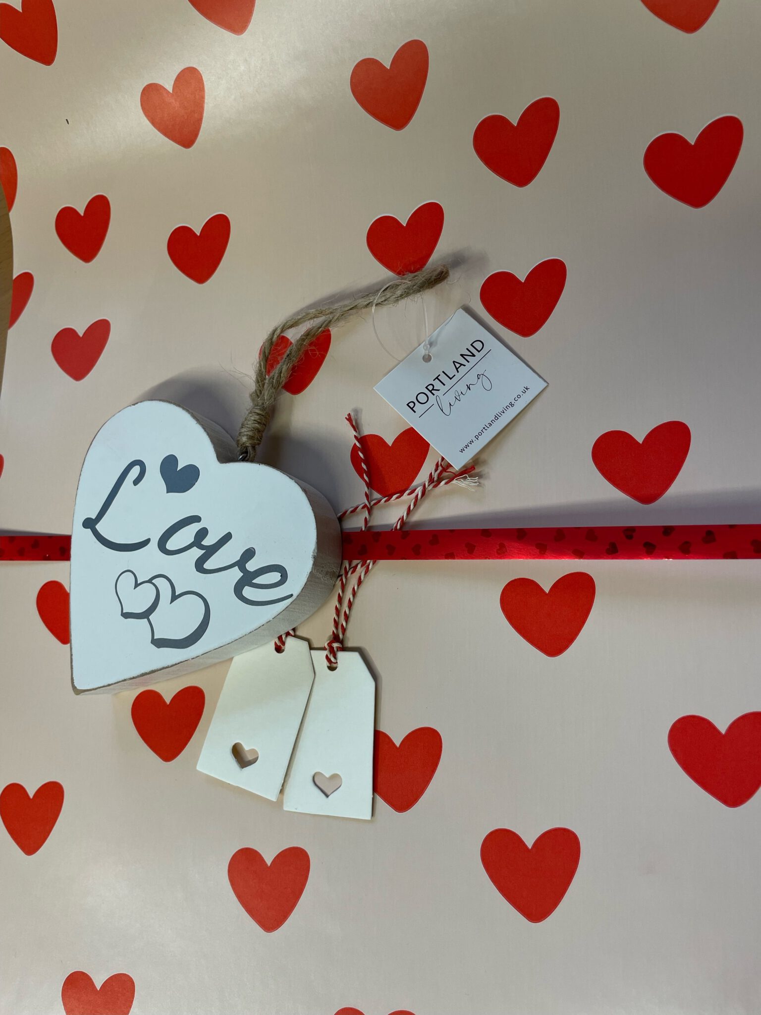 Inpakpakket rode harten met houten hart - Meer dan een lintje